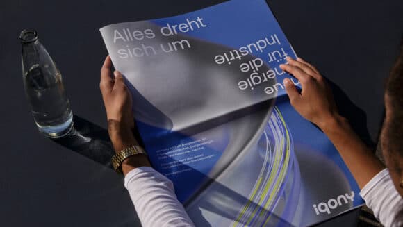 Strichpunkt designt die neue grüne Energiemarke Iqony › PAGE online