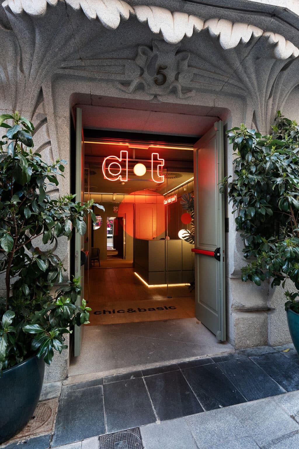 Form, Farbe und Perspektive: Rebeka Arce brandet das dot hotel › PAGE online